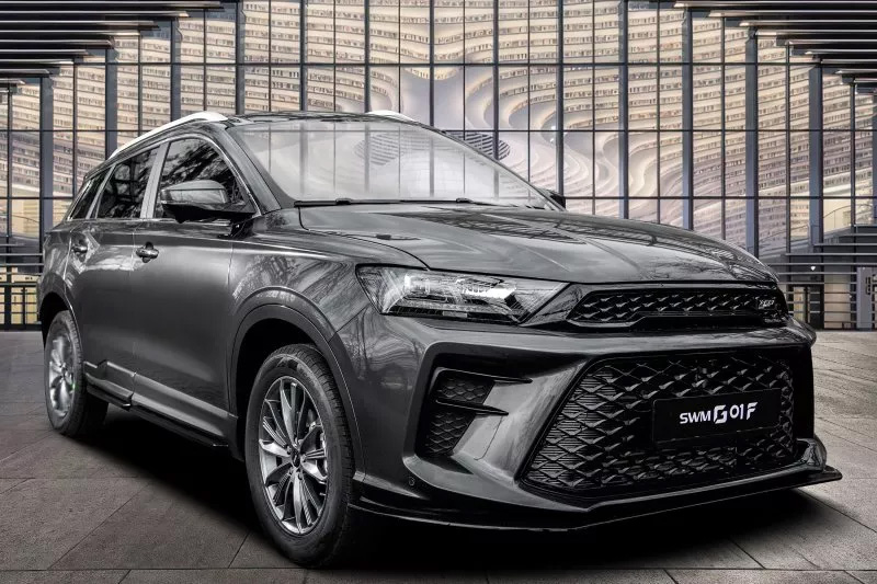 В продаже в России появились три кроссовера ценой около 2,5 млн рублей. SWM G01, SWM G01F и SWM ...